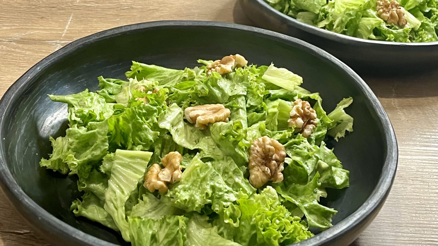 Ensalada de lechuga romana con vinagreta y nueces nogal